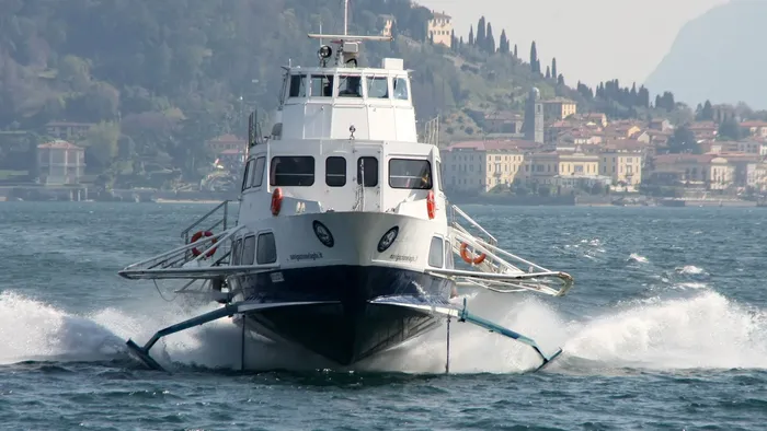 «Aliscafi, mese da incubo. Risarcite l’abbonamento»