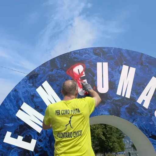 Già imbrattato il “caramelloni” di Ico Parisi