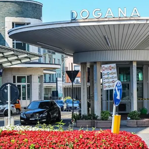 Un pitone reale nascosto nell’auto: uomo fermato alla dogana di Chiasso Un pitone reale nascosto nell’auto: uomo fermato alla dogana di Chiasso