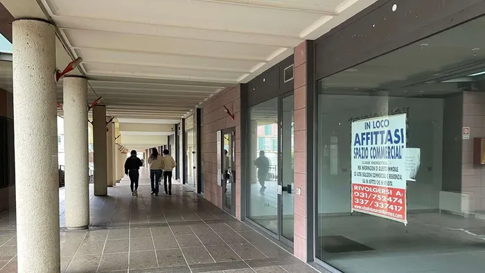I negozi vuoti: affitti da mille euro per 55 metri quadri