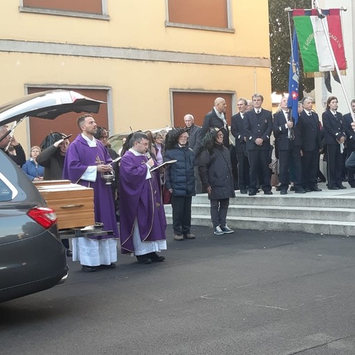Fenegrò, banda e fanfara per l’addio a Paolo