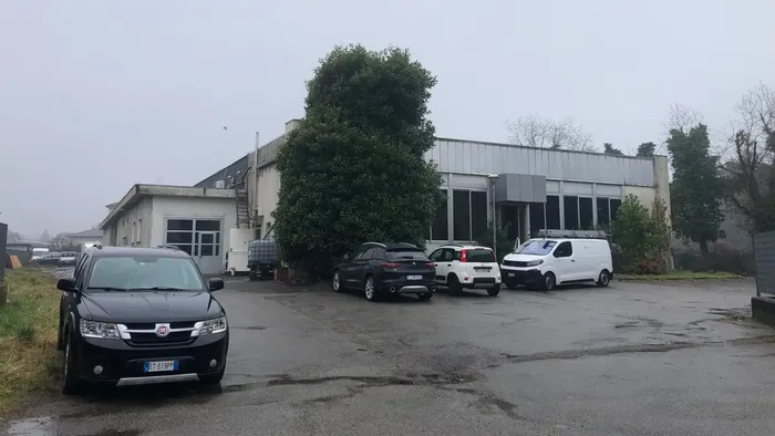 Sfonda il lucernario e precipita Grave operaio di Tavernerio - Cronaca