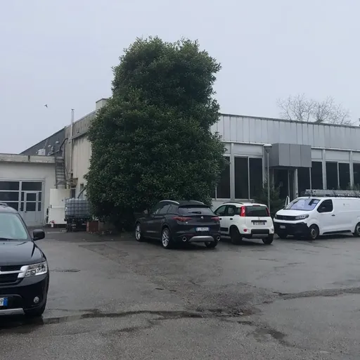 Sfonda il lucernario e precipita Grave operaio di Tavernerio - Cronaca