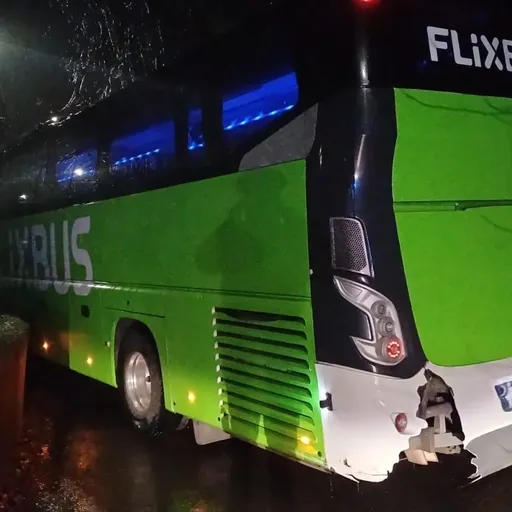 Navigatore tradisce gli autisti Flixbus: pullman incastrato