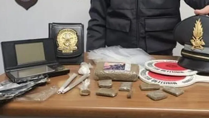 Arrestato con un etto di hashish