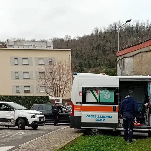 Como, via Varesina, ambulanza contro il muro