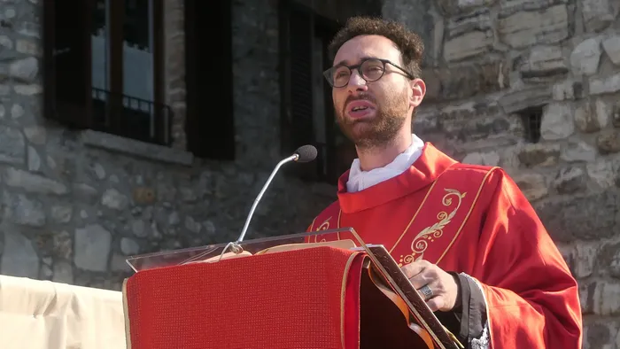 Il vicario don Claudio è andato via: «Colpa dello stress»