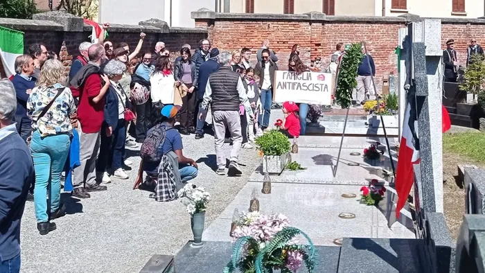 “Bella Ciao” fa il bis per il 25 Aprile. Prima coro spontaneo, poi la banda - Cronaca