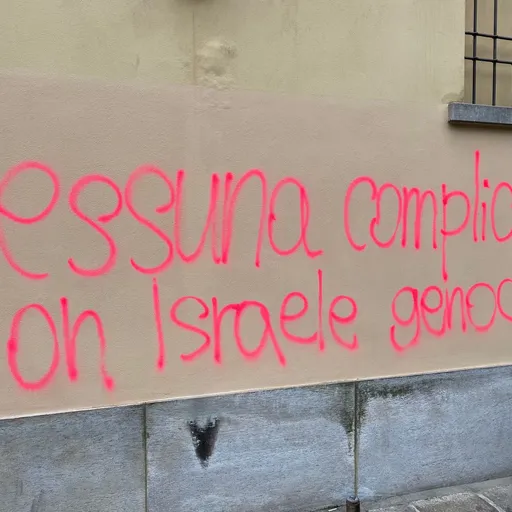 Scritte a sostegno della Palestina: indagata una comasca