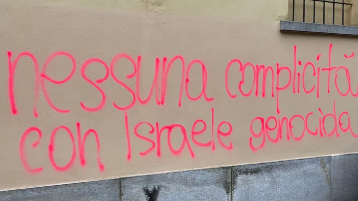 Scritte a sostegno della Palestina: indagata una comasca