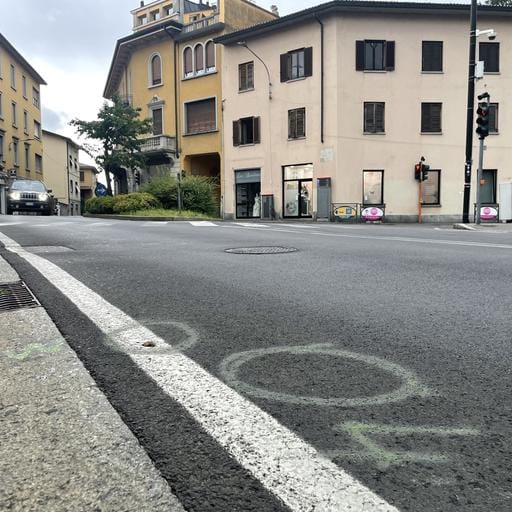 Quindicenne investe anziano e fugge con l’auto rubata
