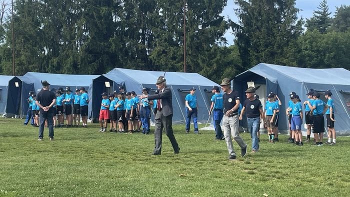 Campo scuola degli alpini di successo a Lurate Caccivio
