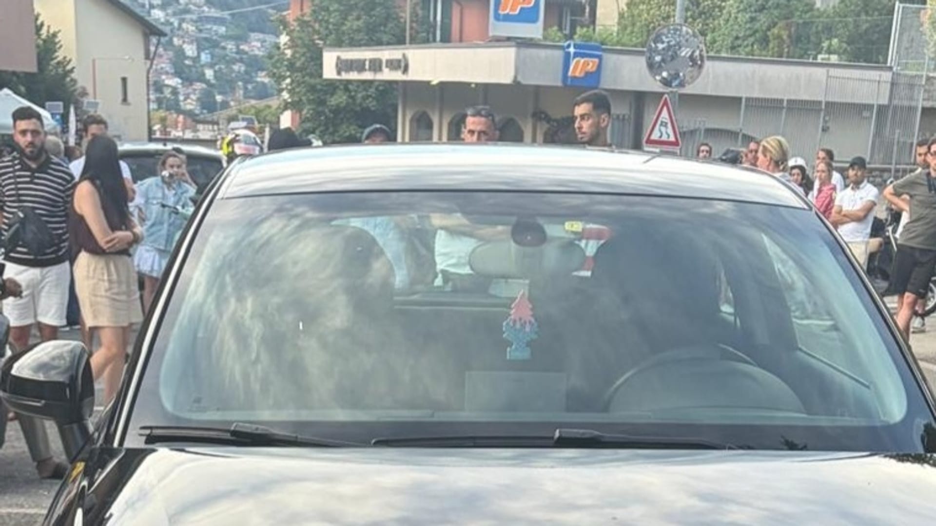 Auto contro uno scooter. Due feriti, una è grave
