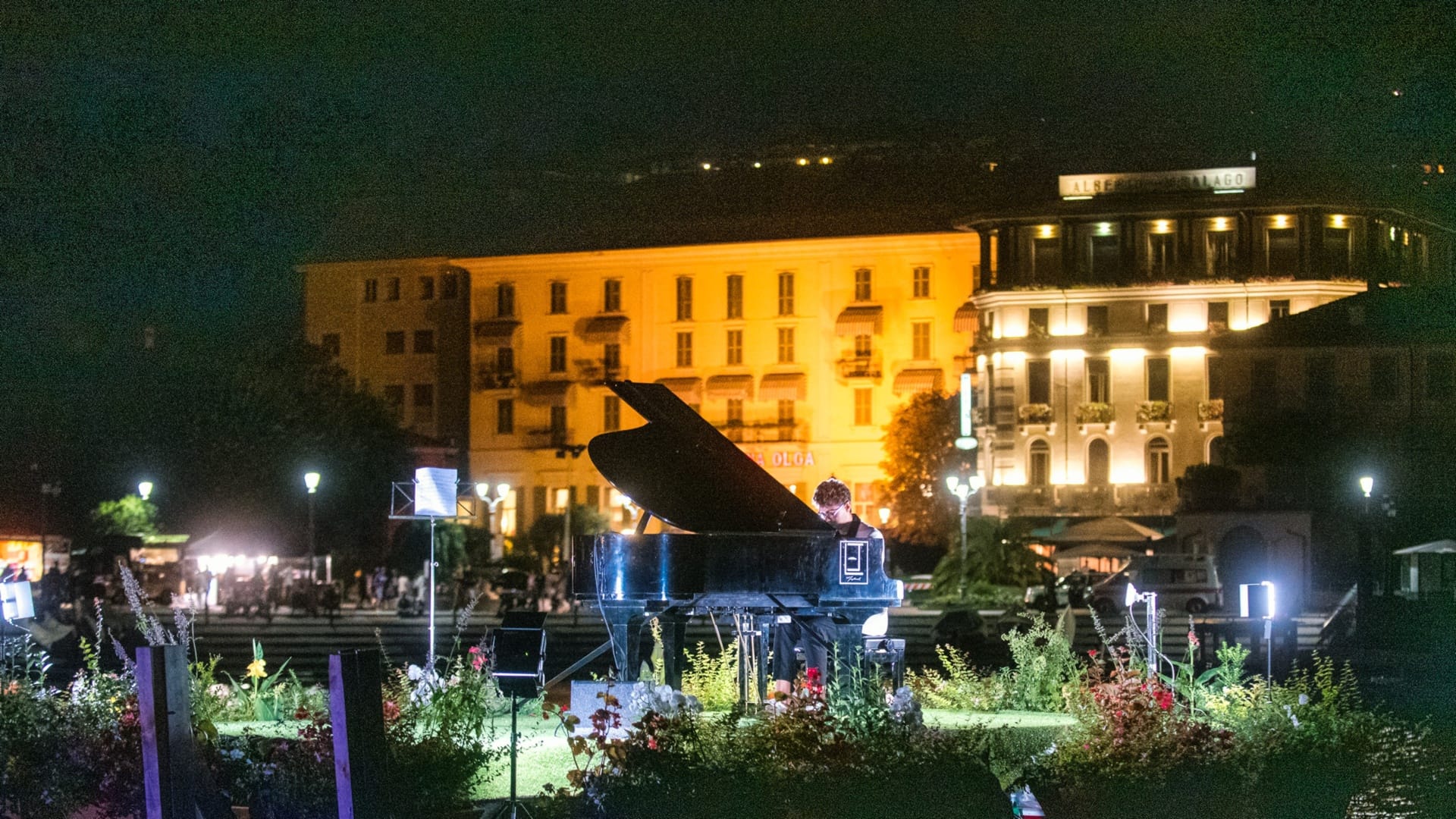 Floating Stage. Il Lario diventa teatro a cielo aperto